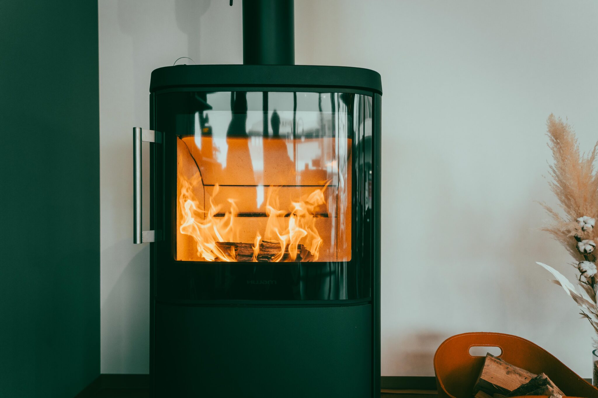 炎を囲み、未来を語り、心に火が灯る場所。南魚沼の薪ストーブ×コワーキング空間「MAKINO-BA」 - MUSUBI-BA南魚沼市事業創発拠点六日町駅中コワーキング