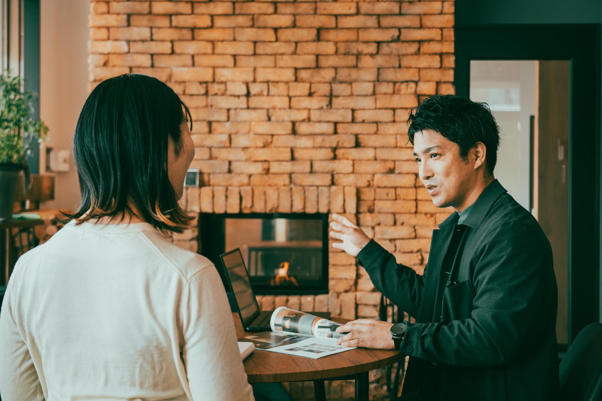 炎を囲み、未来を語り、心に火が灯る場所。南魚沼の薪ストーブ×コワーキング空間「MAKINO-BA」 - MUSUBI-BA南魚沼市事業創発拠点六日町駅中コワーキング