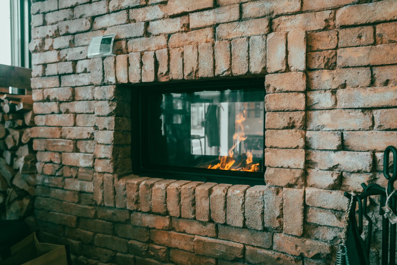 炎を囲み、未来を語り、心に火が灯る場所。南魚沼の薪ストーブ×コワーキング空間「MAKINO-BA」 - MUSUBI-BA南魚沼市事業創発拠点六日町駅中コワーキング