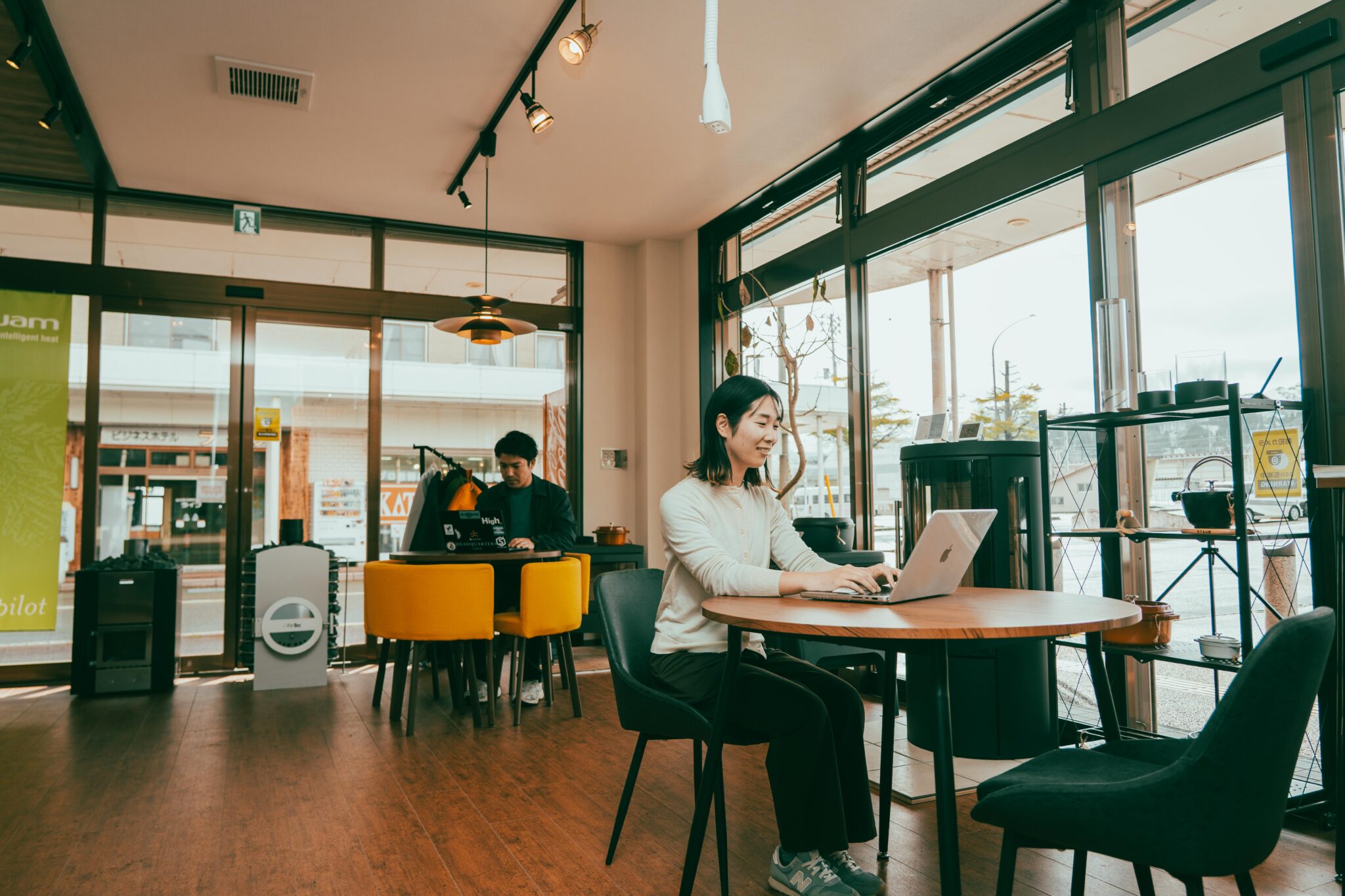 炎を囲み、未来を語り、心に火が灯る場所。南魚沼の薪ストーブ×コワーキング空間「MAKINO-BA」 - MUSUBI-BA南魚沼市事業創発拠点六日町駅中コワーキング